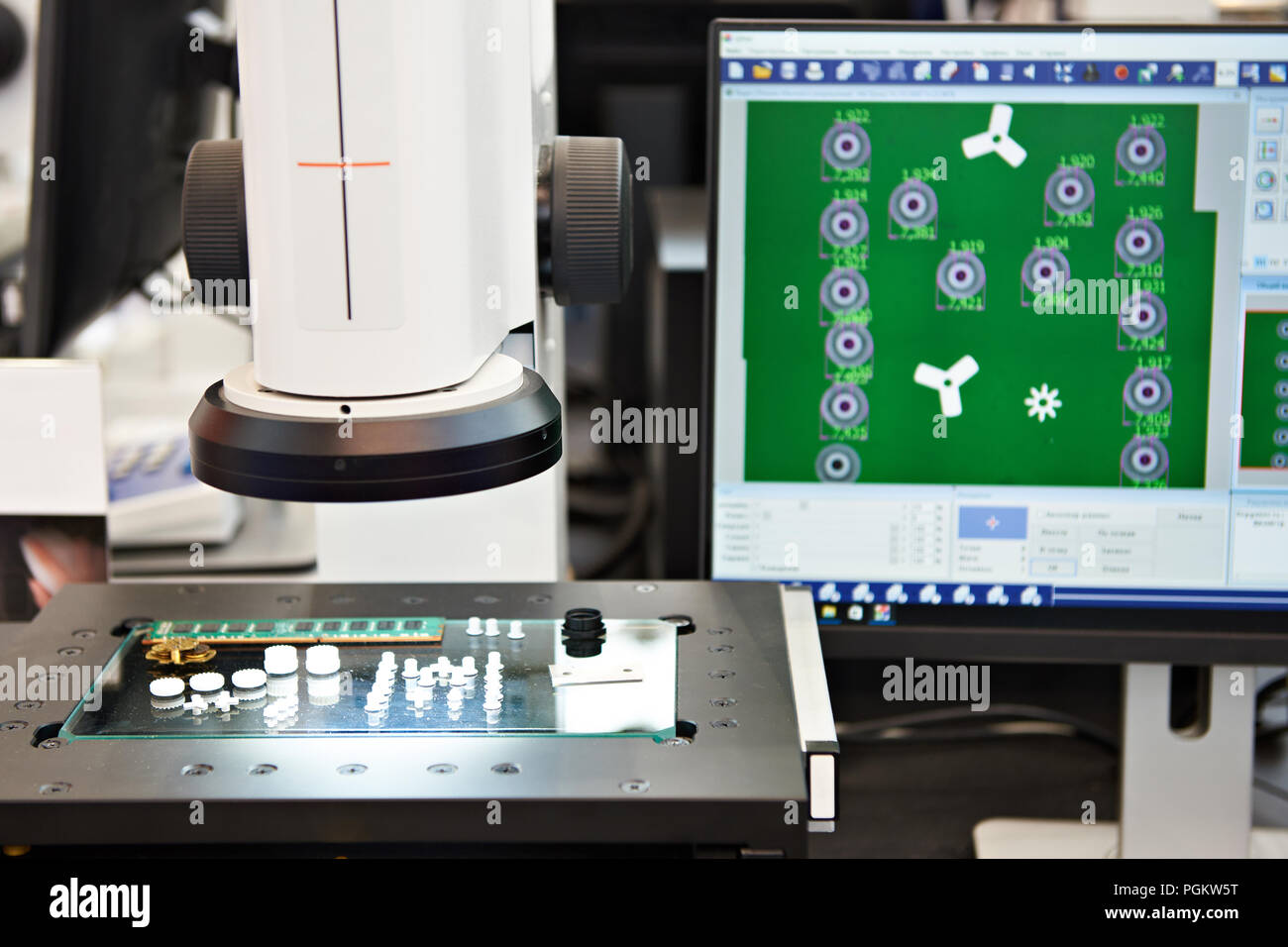 Microscope medical laboratory hi-res stock photography and images - Alamy