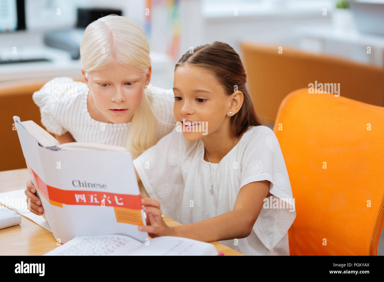 Kids learning chinese hi-res stock photography and images - Alamy