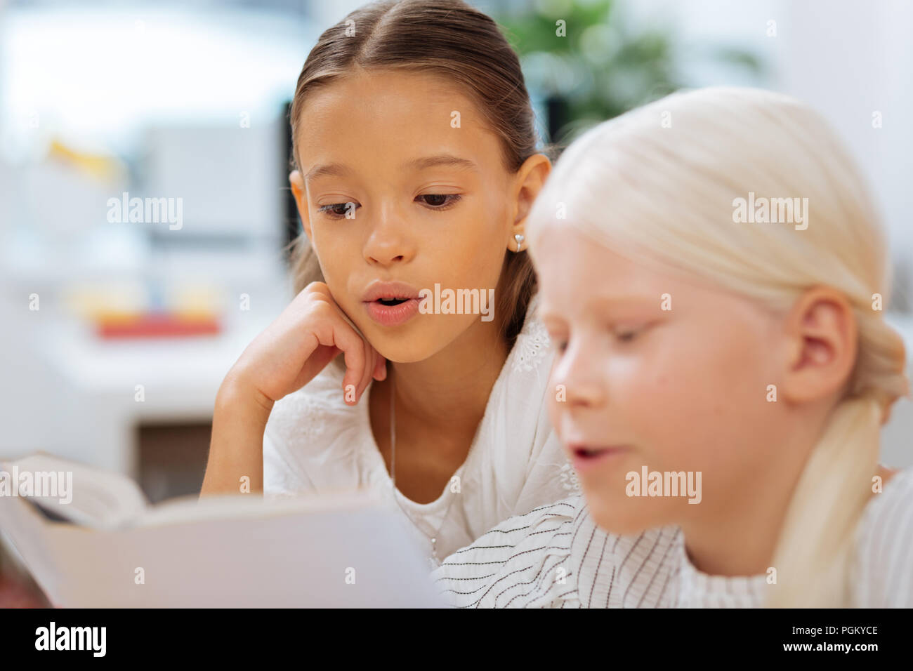 Smart kids hi-res stock photography and images - Alamy