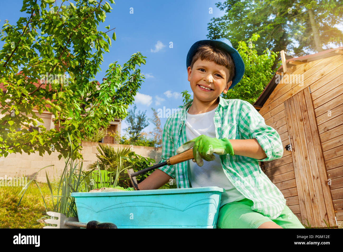 Kids planting seeds hi-res stock photography and images - Alamy