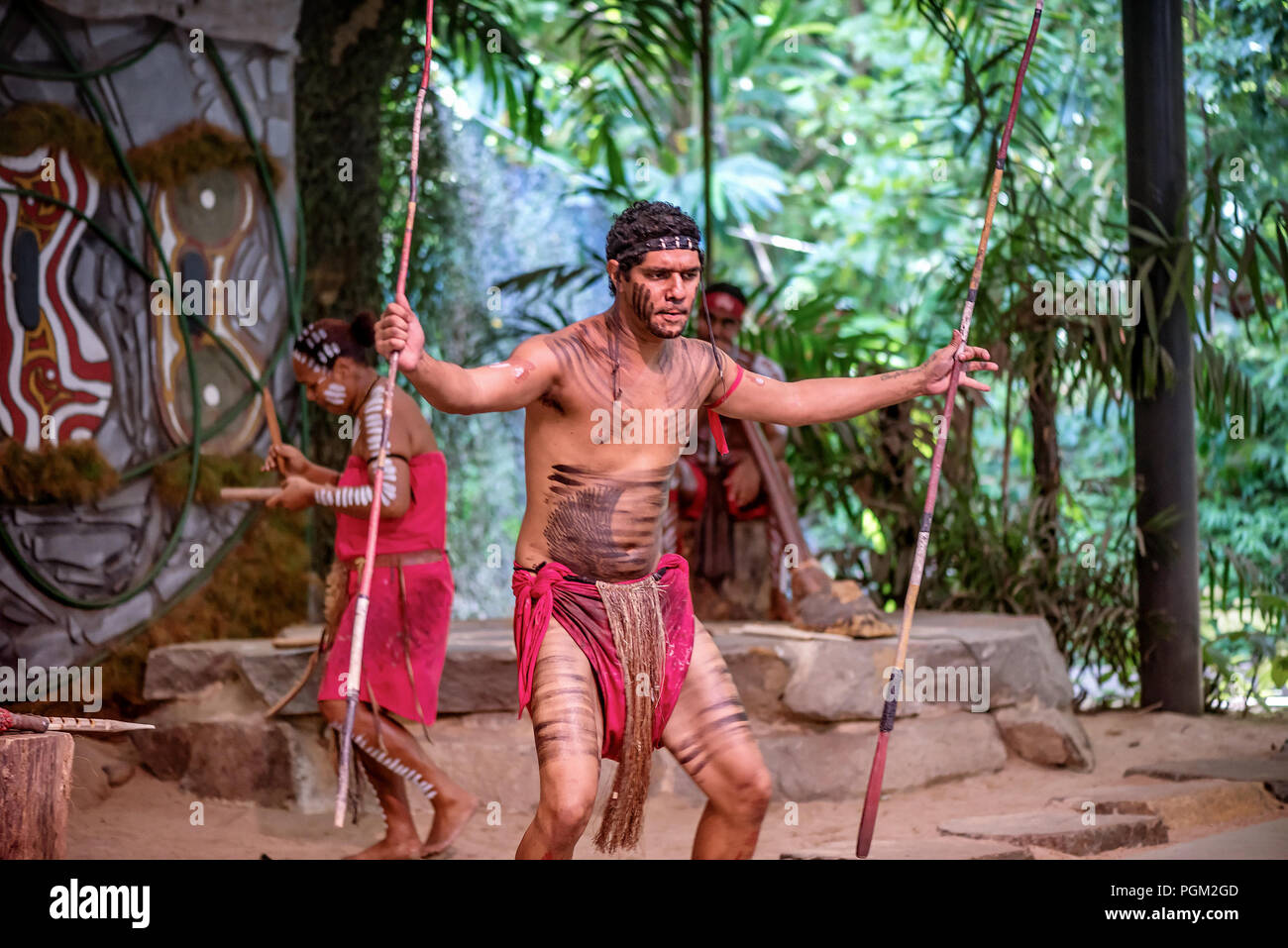 Tjapukai aboriginal cultural park hi-res stock photography and images ...