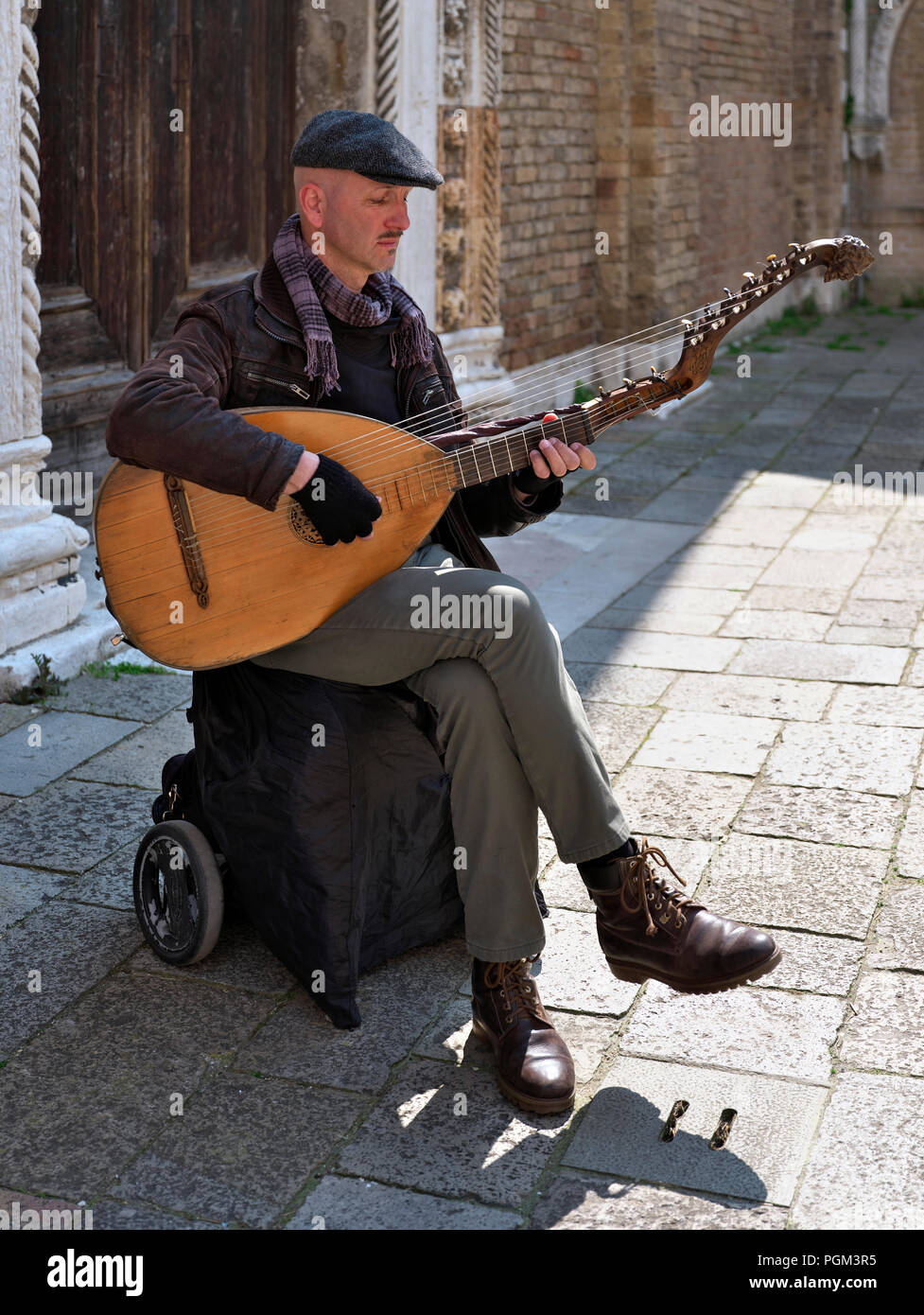 Lute player hi-res stock photography and images - Alamy