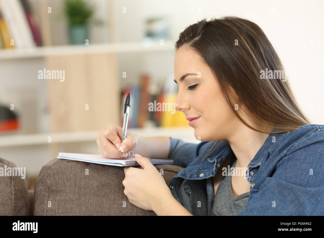 Journalist writing notes hi-res stock photography and images - Alamy