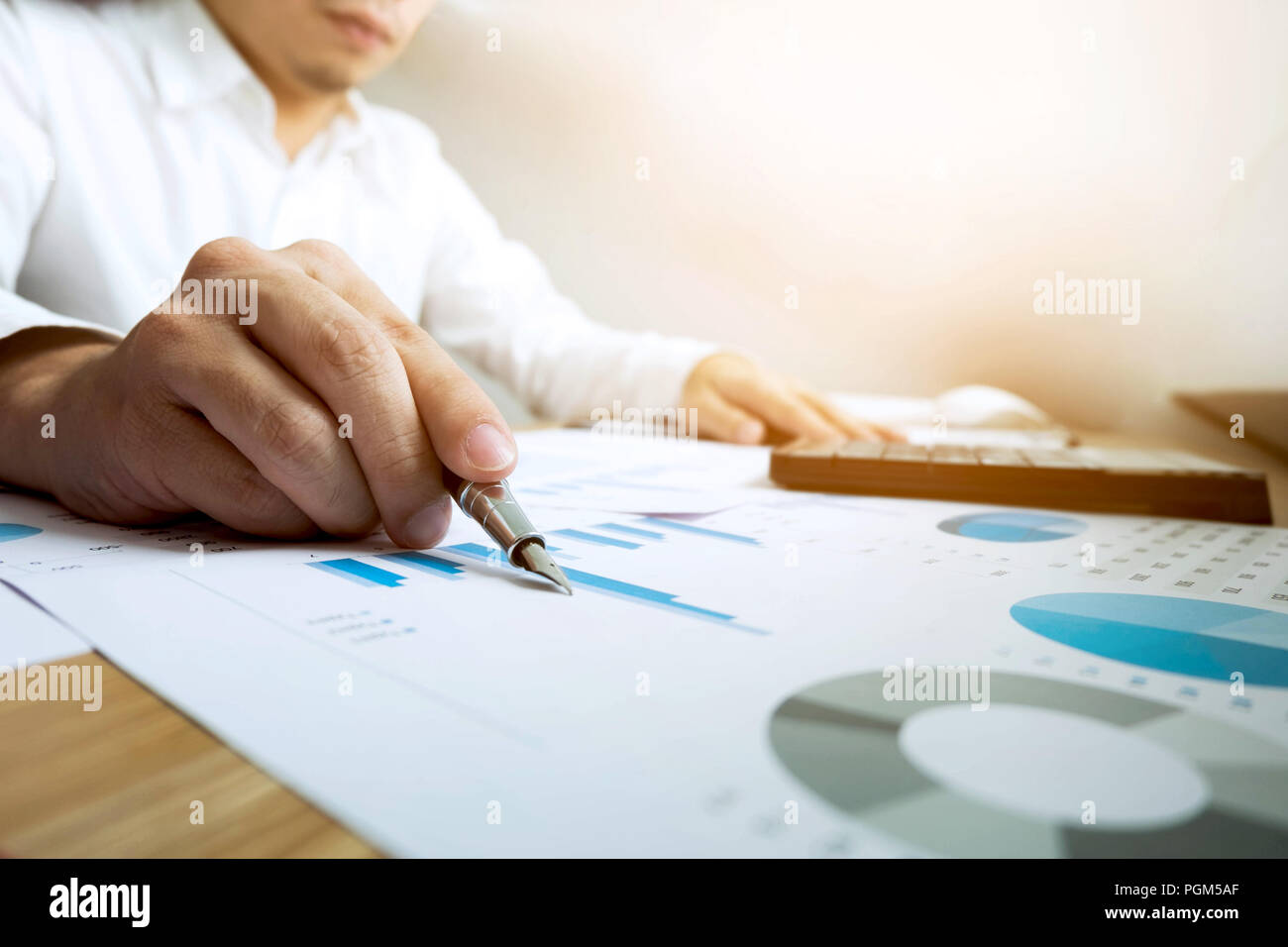 Calculate the workplace hi-res stock photography and images - Alamy