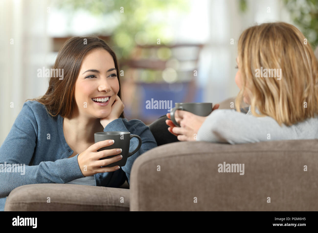 Family discussion in a living room hi-res stock photography and images ...
