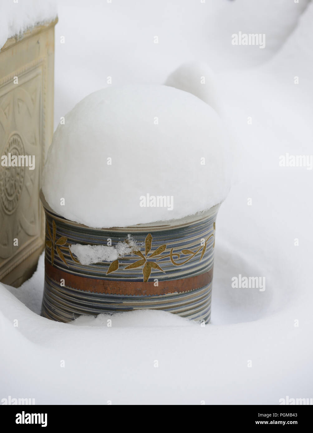Snow-covered flower pots Stock Photo - Alamy