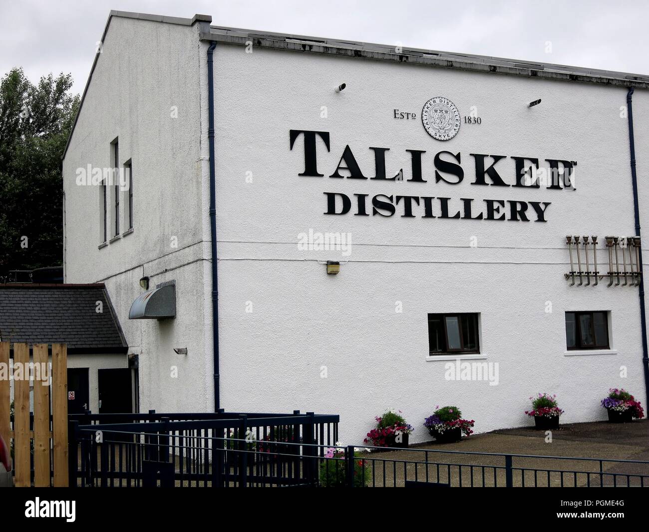 Talisker distillery,visitor centre and shop, Scotland Stock Photo - Alamy