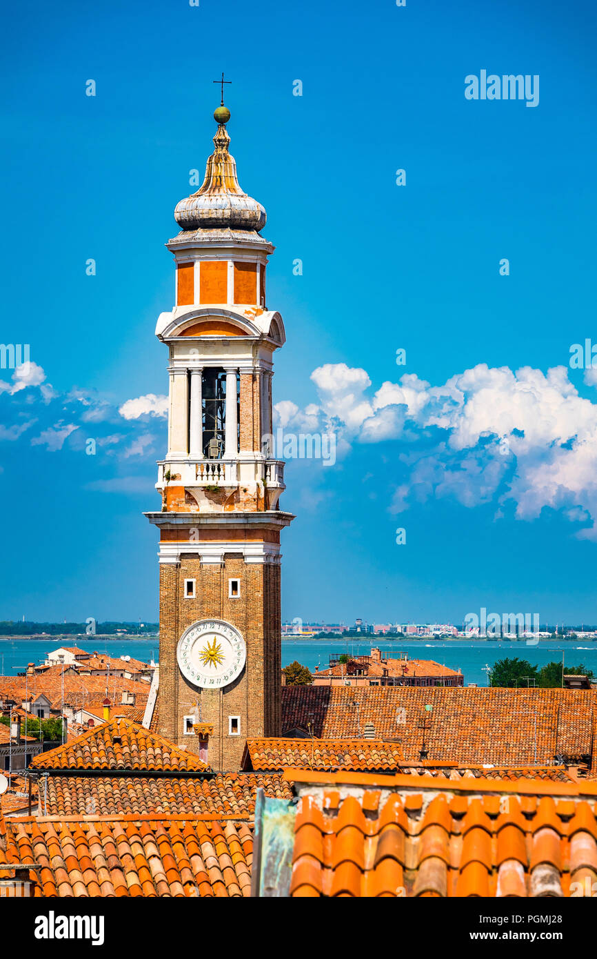 Campanile chiesa cattolica parrocchiale dei santi apostoli hi-res stock ...