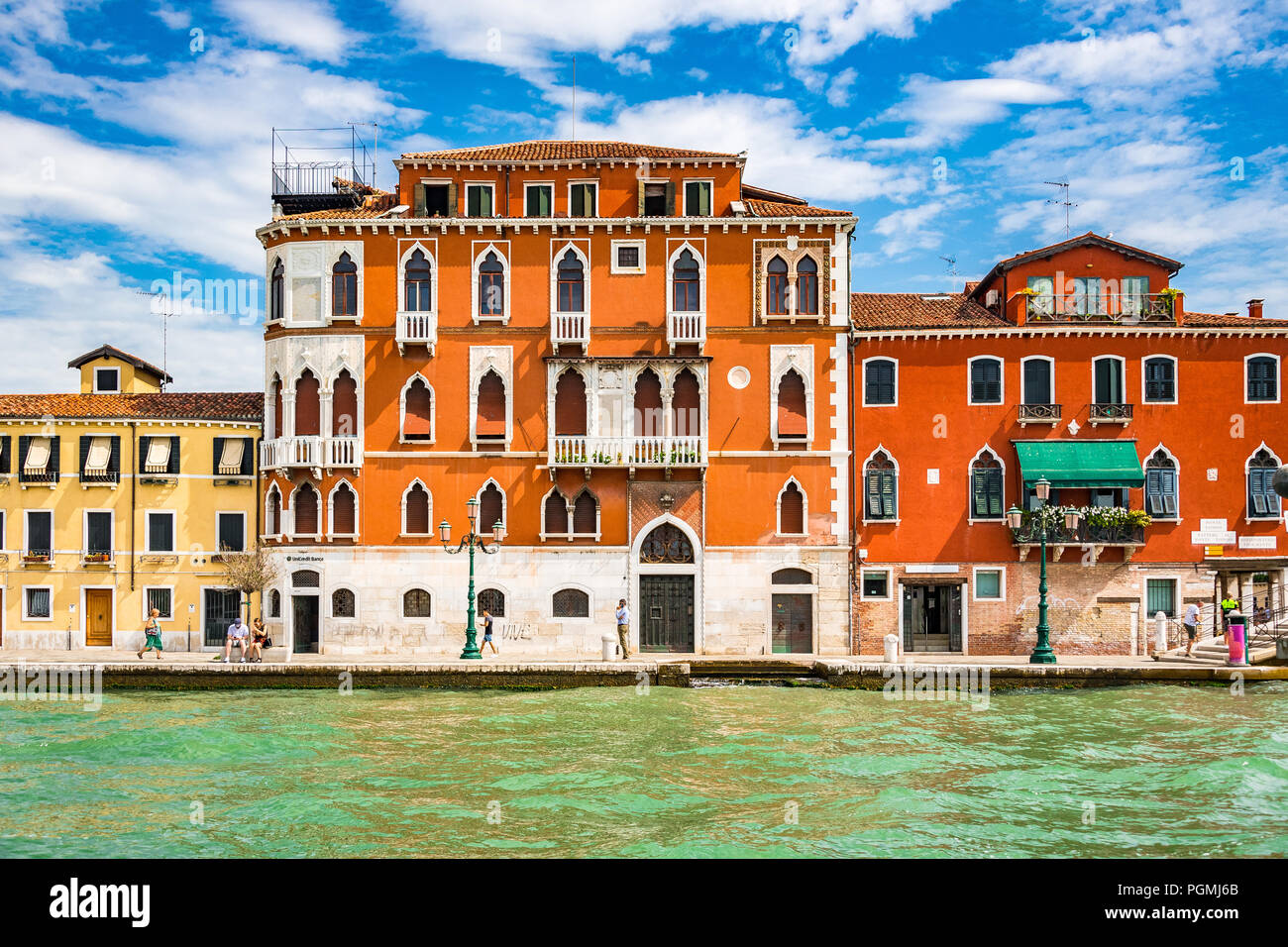 Colourful homes and apartment buildings along the Grand Canal in Venice ...