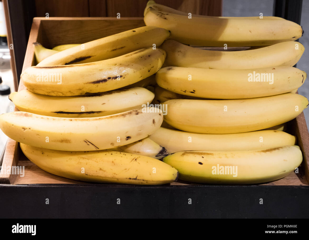 Full box bananas hi-res stock photography and images - Alamy