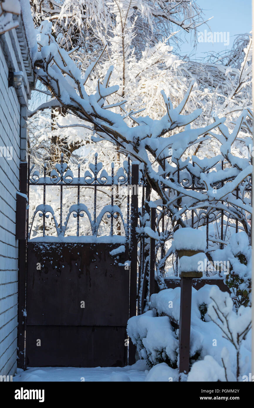 Garden gateway snow hi-res stock photography and images - Alamy