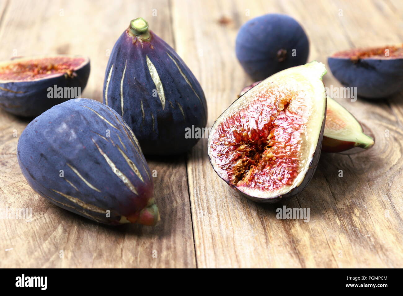 Dark purple figs hi-res stock photography and images - Alamy