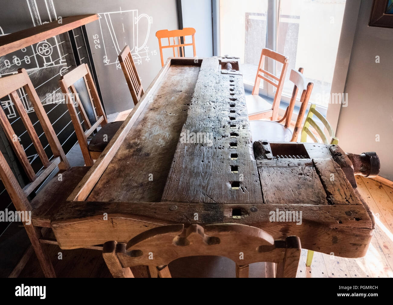 Old british pub counter hi-res stock photography and images - Alamy
