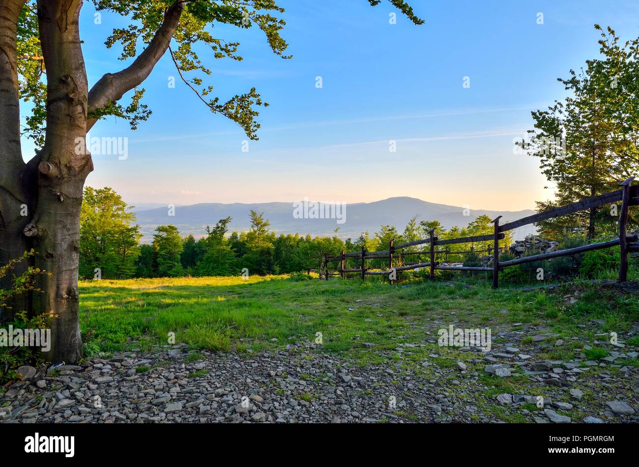 Wooden fence farmland grassland sky hi-res stock photography and images ...