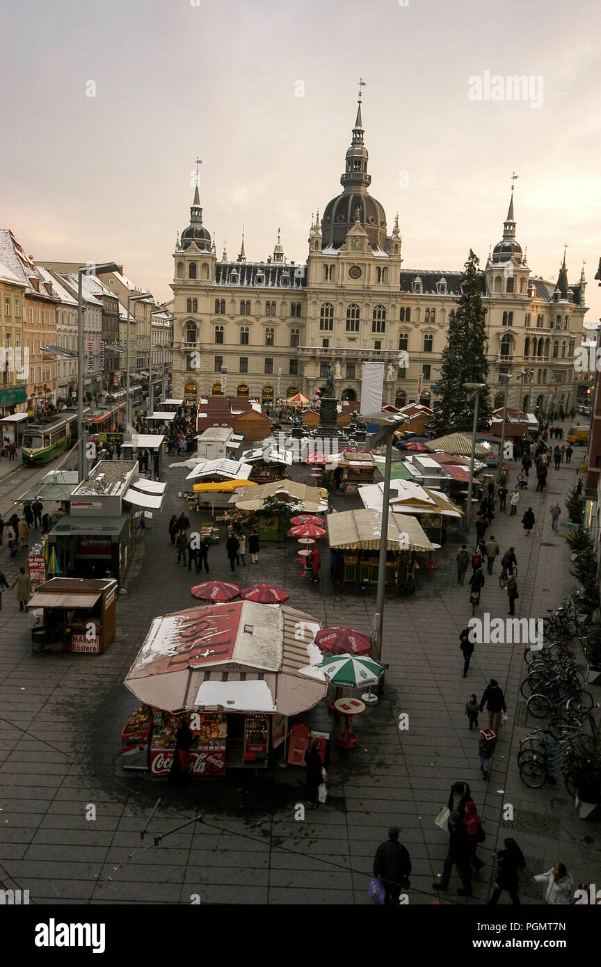 The Graz Christmas market in the main square and city hall in ...