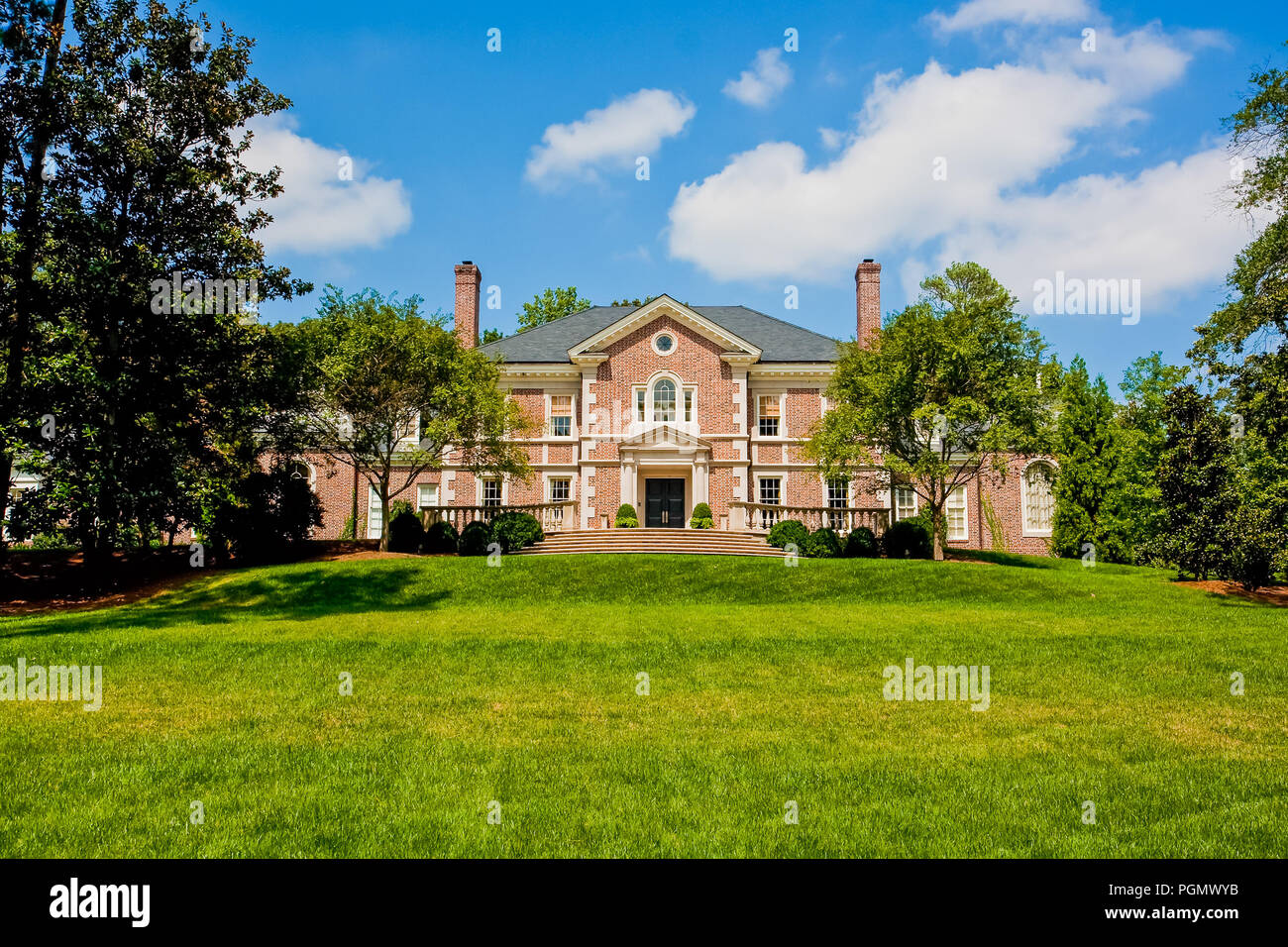 Green grassy hill hi-res stock photography and images - Alamy