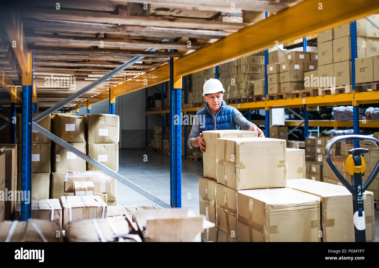 Man unloading boxes warehouse hi-res stock photography and images - Alamy