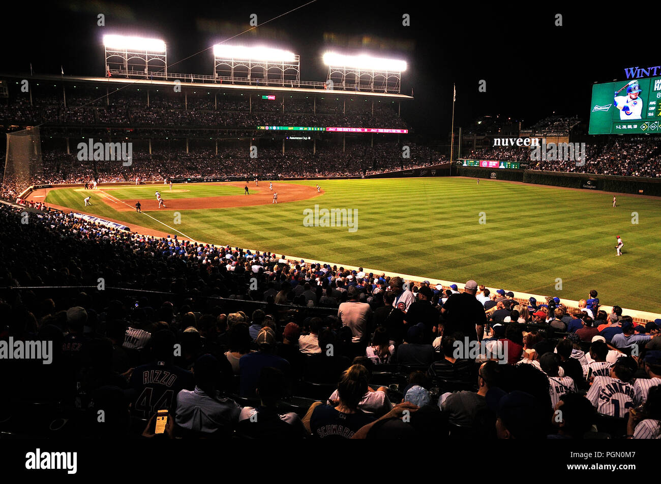 Chicago cubs wrigley field scoreboard hi-res stock photography and ...