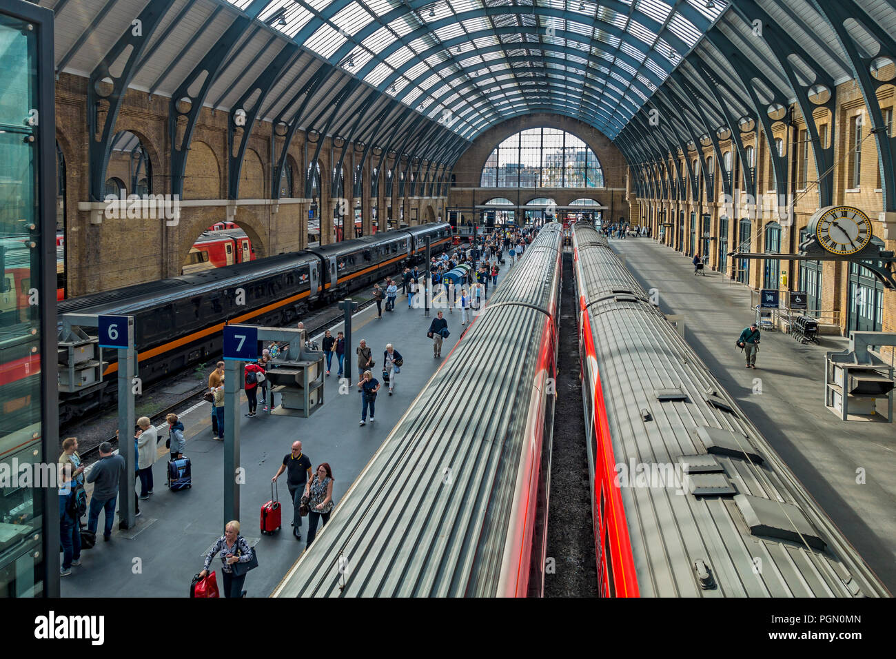 Kings cross station platform hi-res stock photography and images - Alamy
