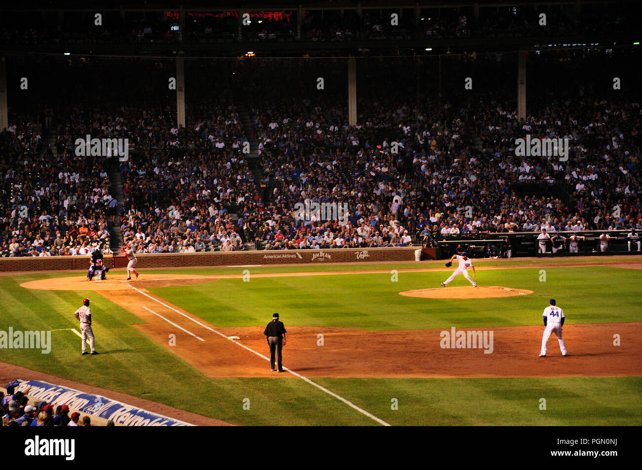 Chicago cubs wrigley field scoreboard hi-res stock photography and ...