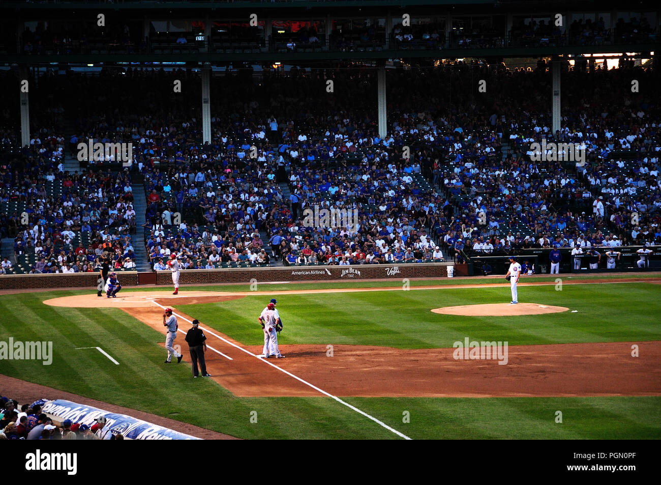 Chicago cubs wrigley field scoreboard hi-res stock photography and ...