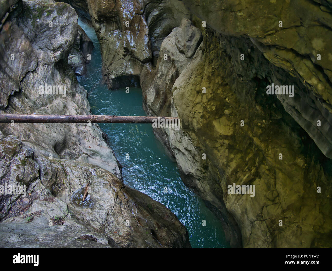 Water between rocks hi-res stock photography and images - Alamy