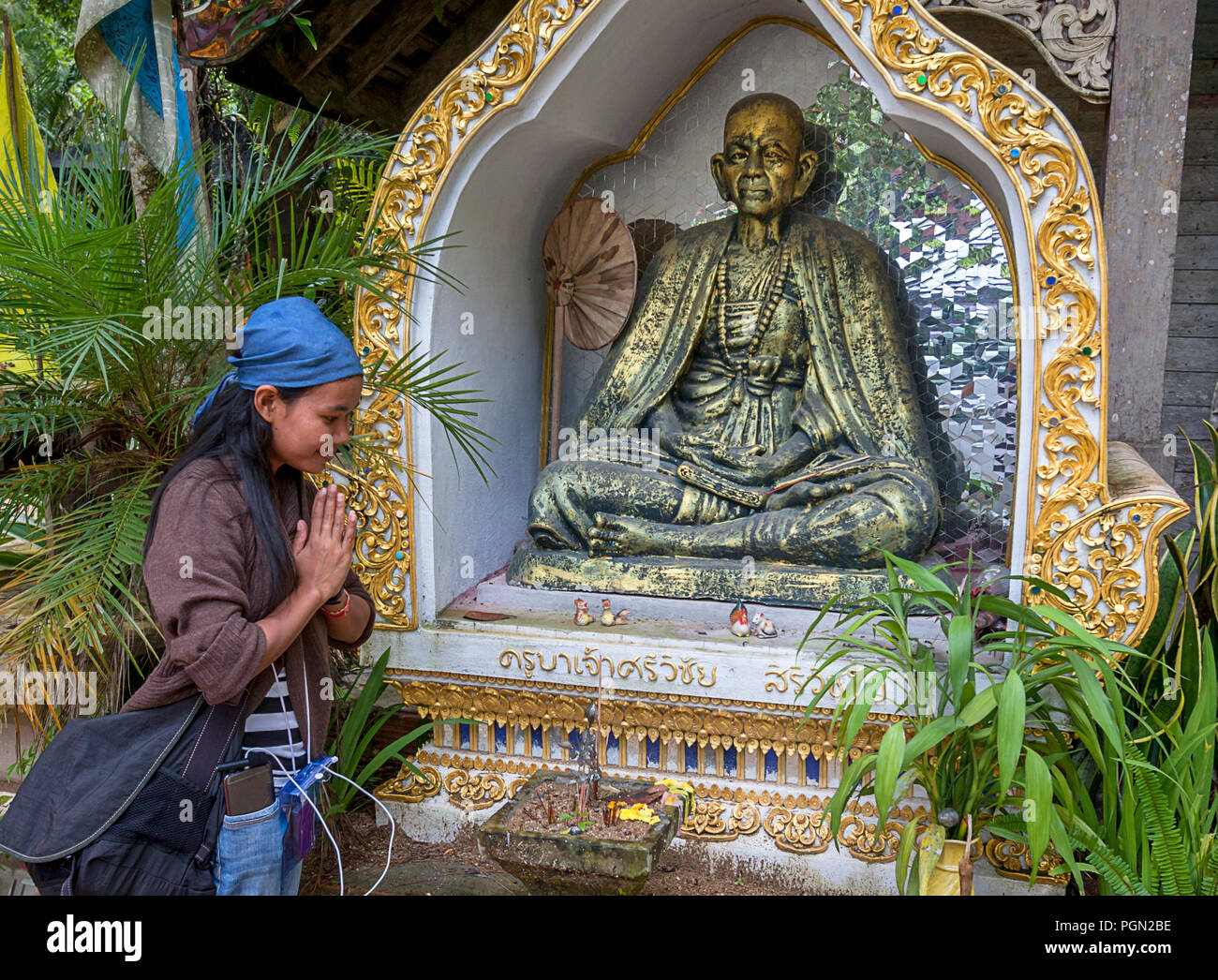 Woman praying buddha statue hi-res stock photography and images - Alamy
