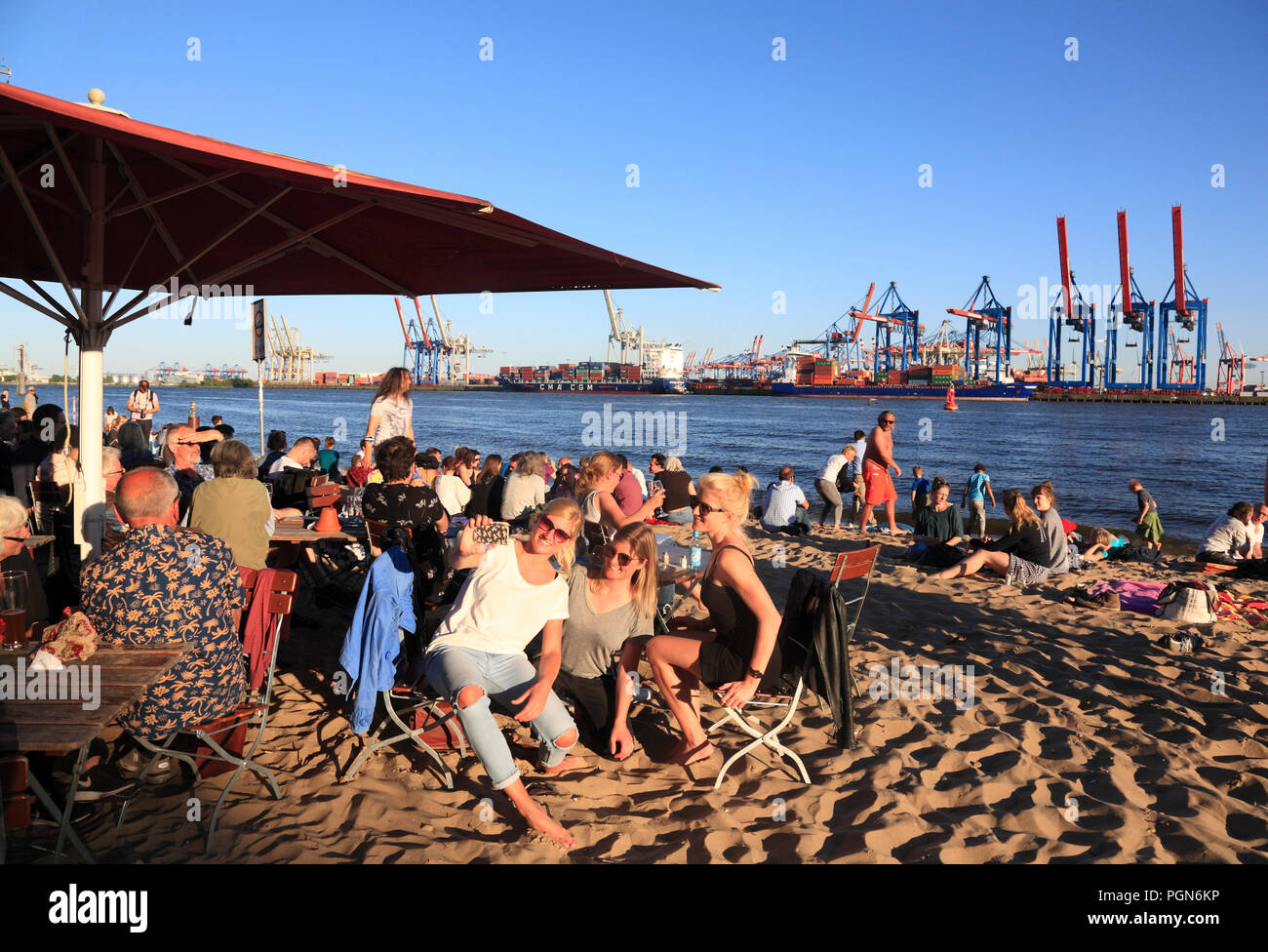 Bar STRANDPERLE on Elbe beach in the late afternoon, Oevelgoenne ...