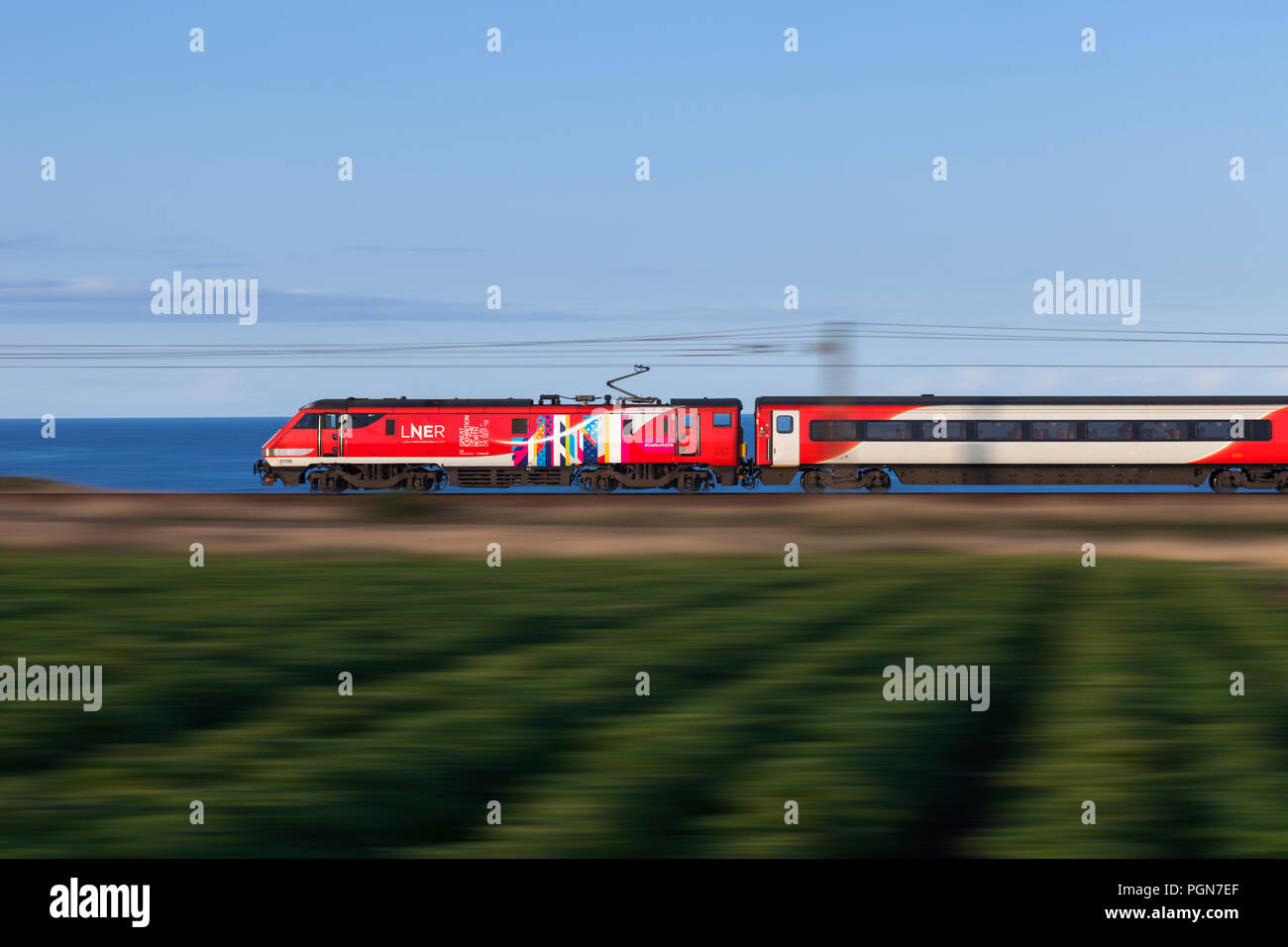 A London North Eastern Railway ( LNER ) class 91 locomotive speeding ...