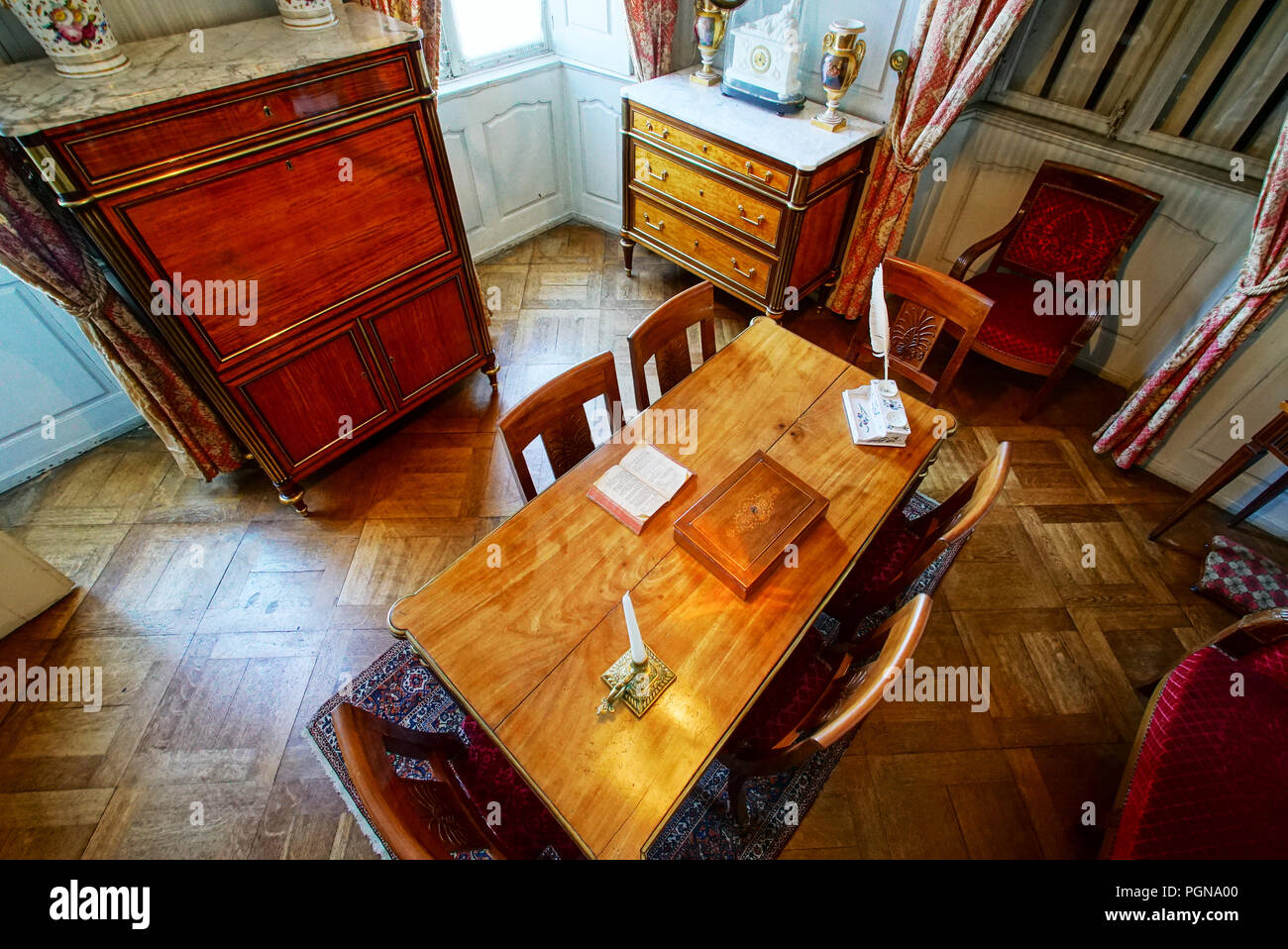 Beautiful rich classic interior of XIX century, old house Stock Photo ...
