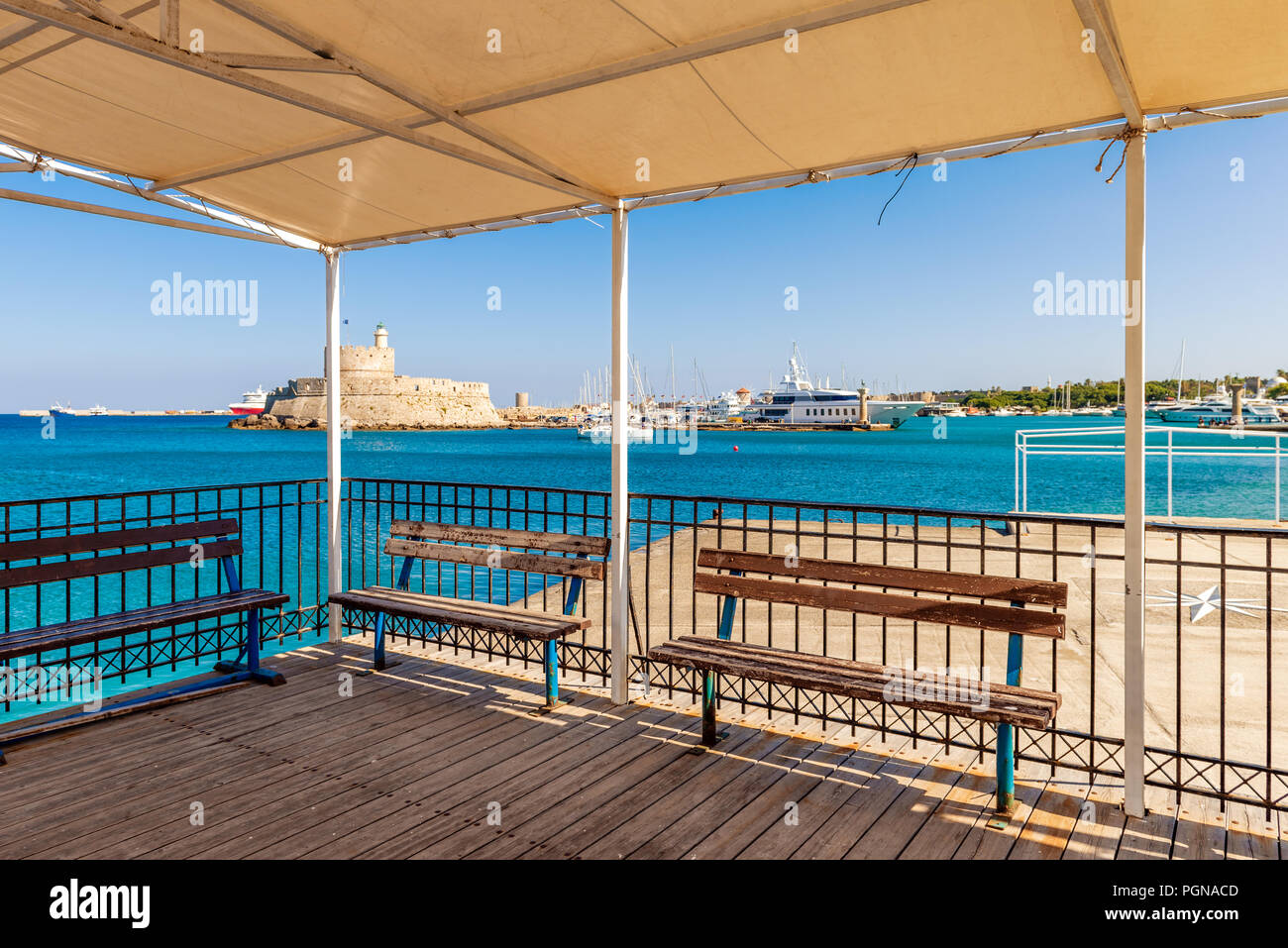 Platform benches bench hi-res stock photography and images - Alamy