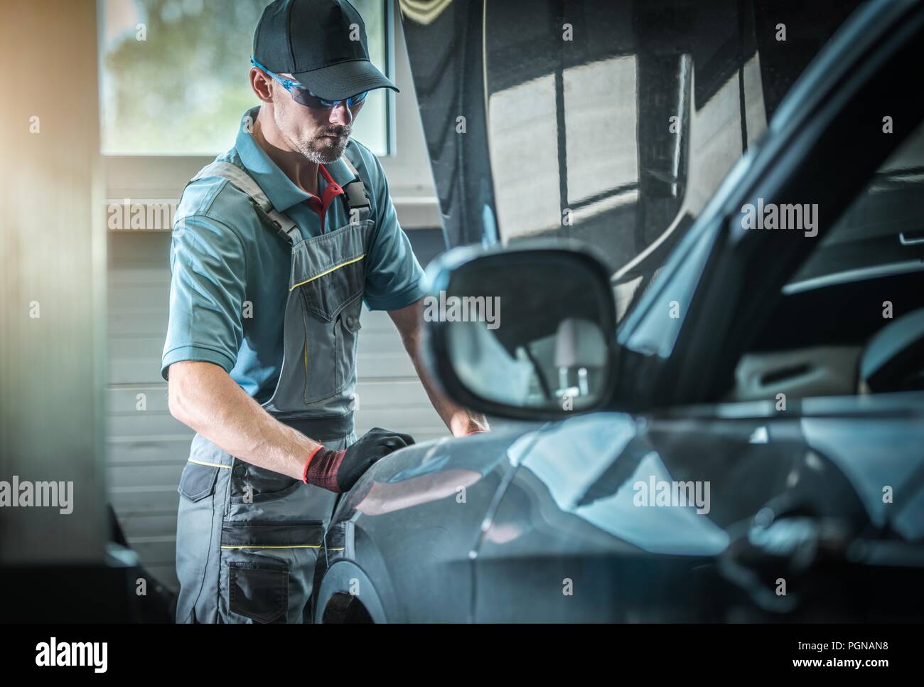 Mechanic fixing hi-res stock photography and images - Alamy