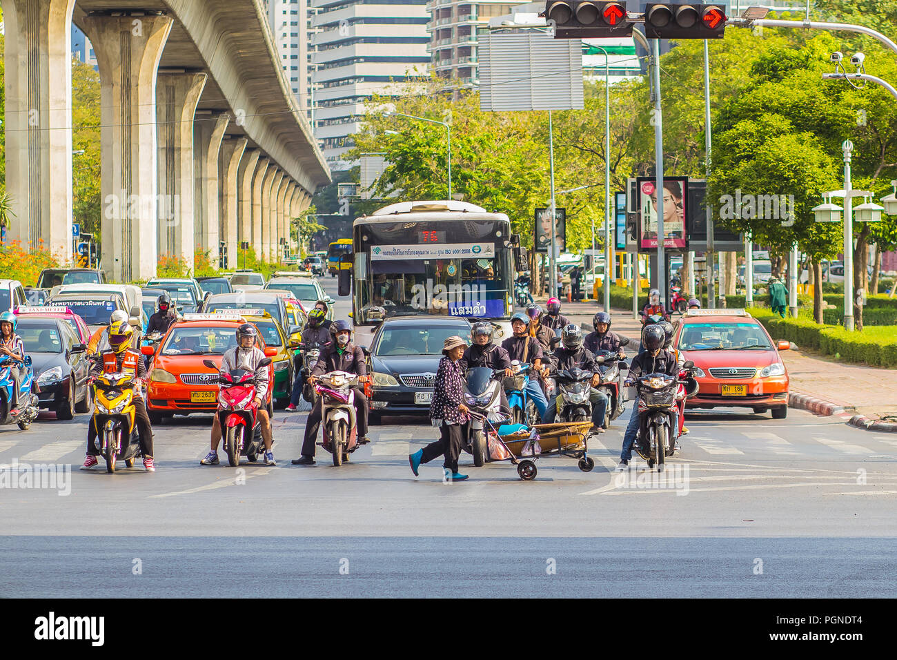 Blocked intersection green light hi-res stock photography and images ...