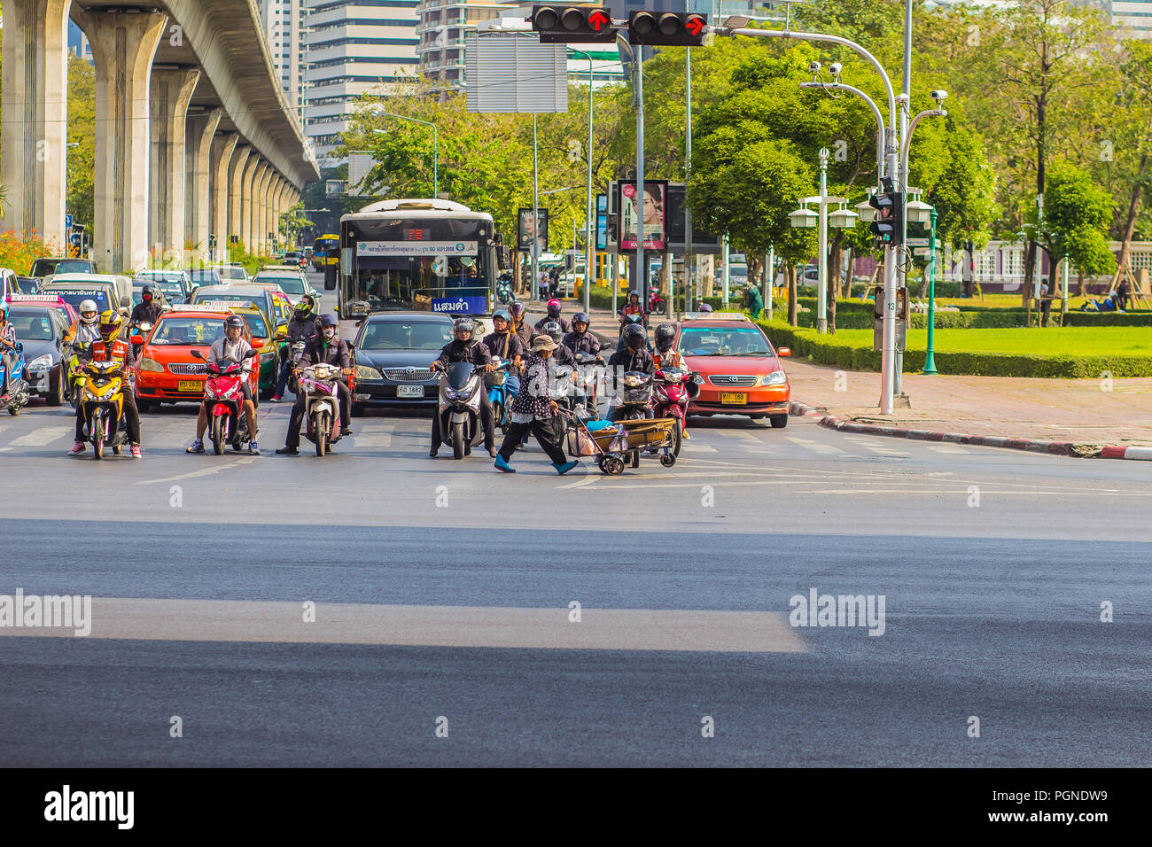 Blocked intersection green light hi-res stock photography and images ...