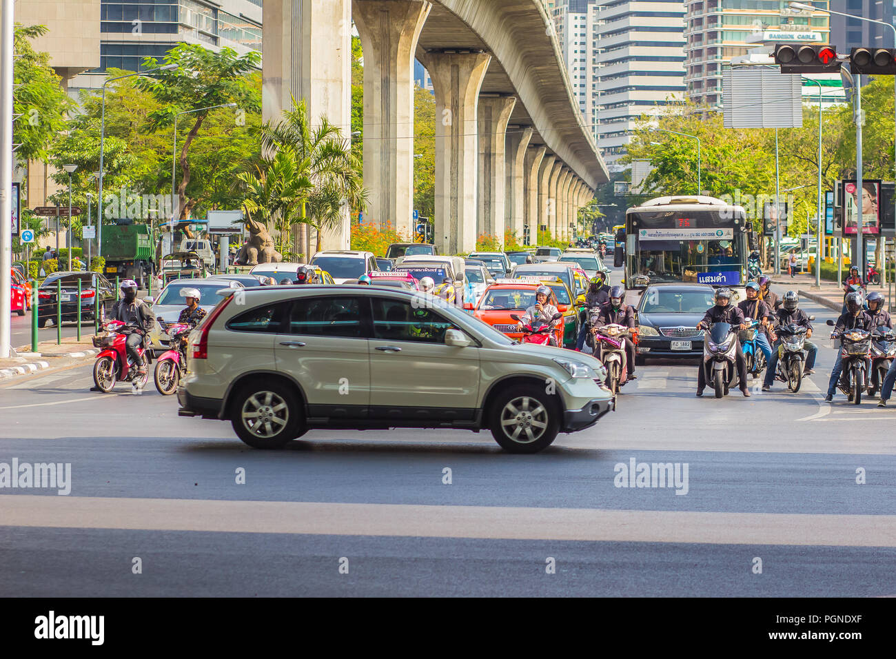 Blocked intersection green light hi-res stock photography and images ...