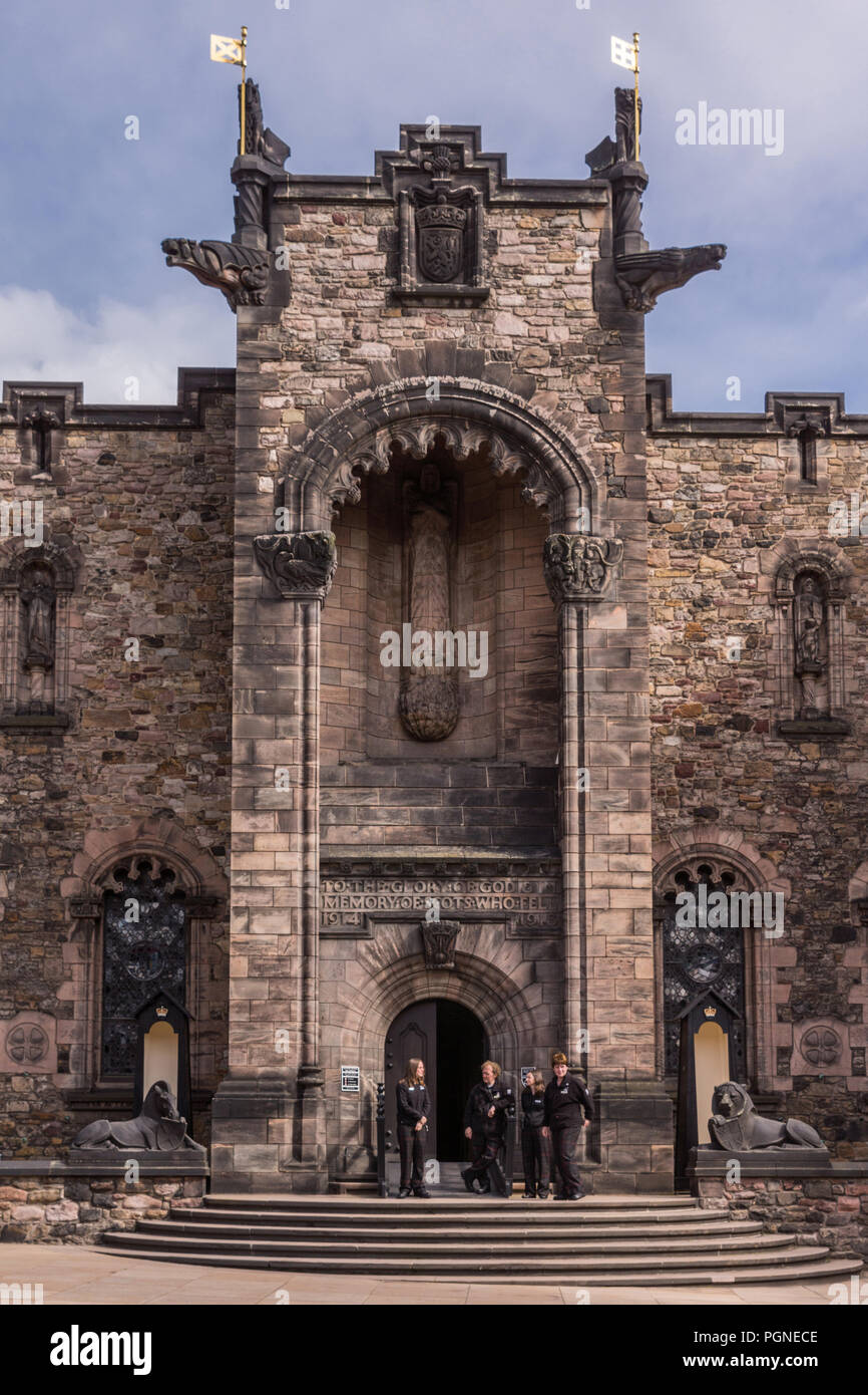 Edinburgh castle guard hi-res stock photography and images - Alamy
