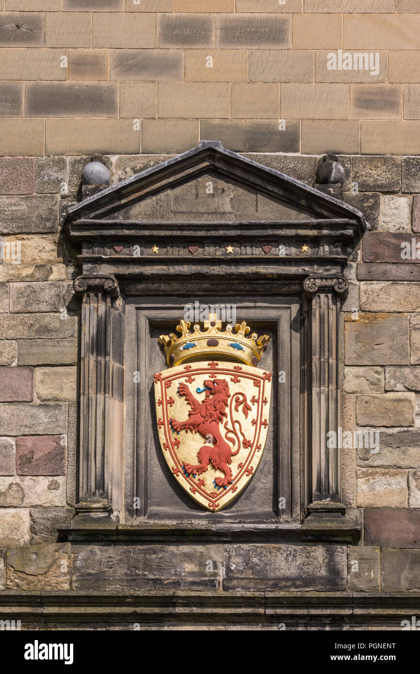 Royal coat of arms edinburgh castle hi-res stock photography and images ...
