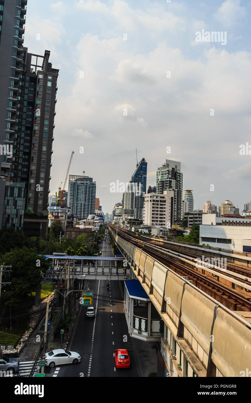 People entering skytrain bangkok hi-res stock photography and images ...