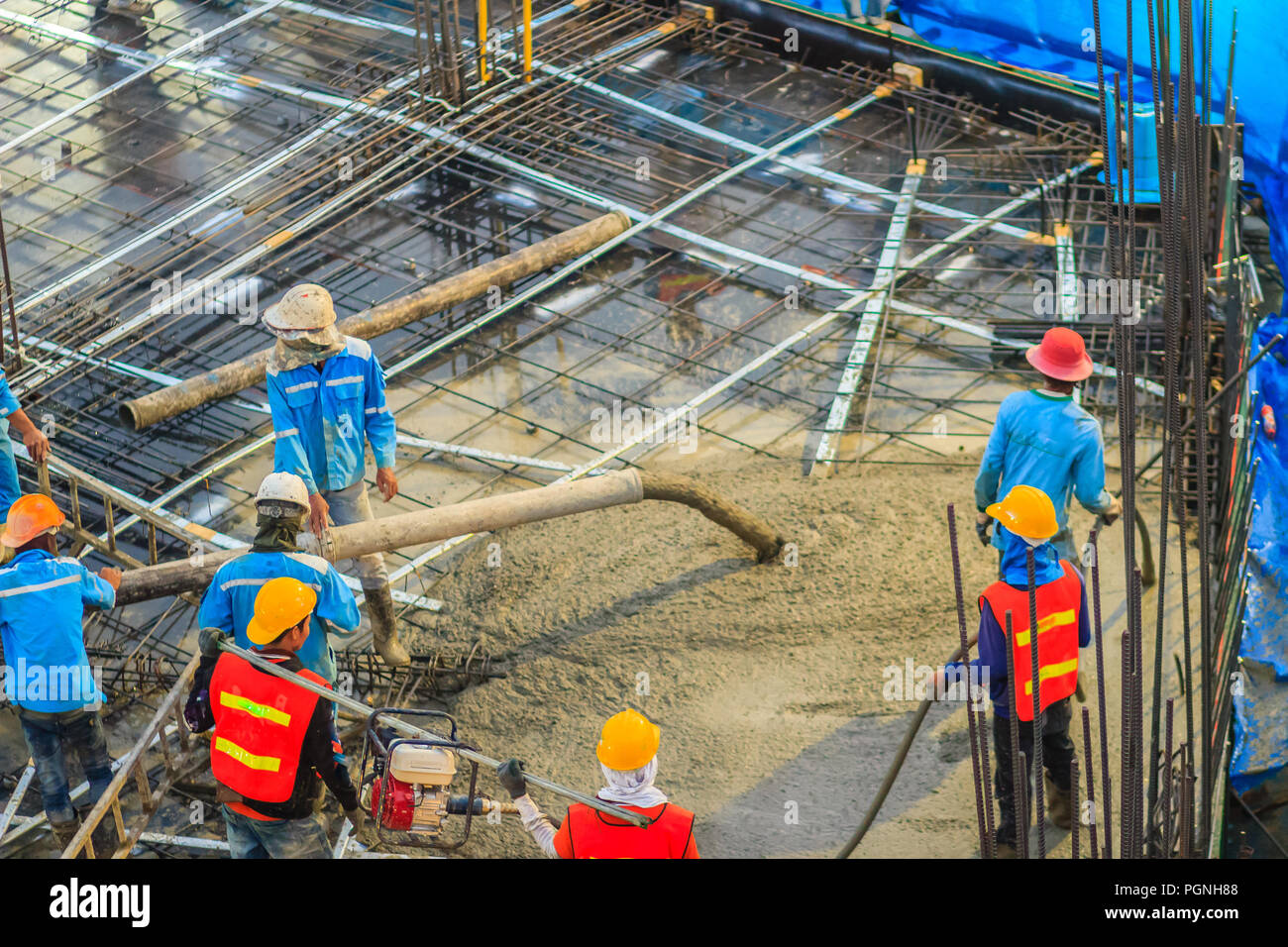 Worker carrying rebar hi-res stock photography and images - Alamy