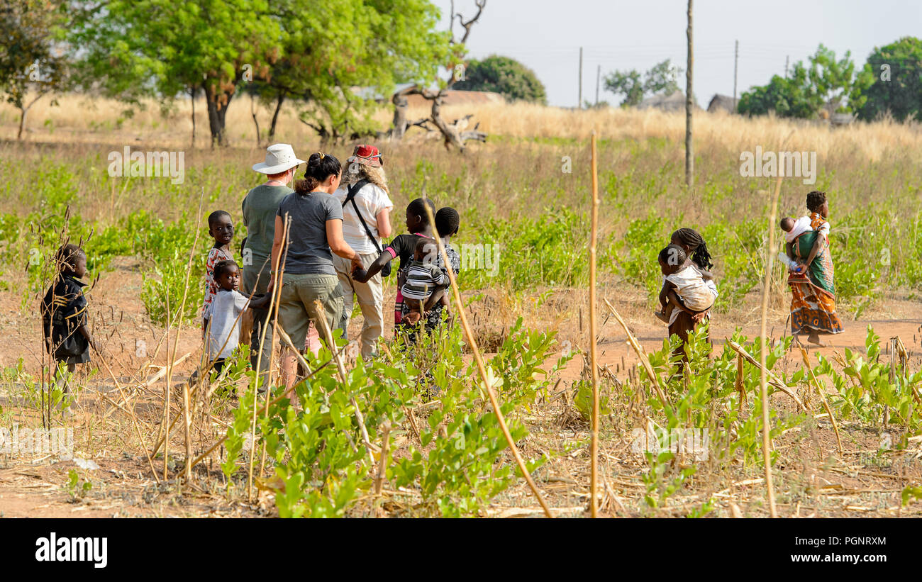 GHANI, GHANA - JAN 14, 2017: Unidentified Ghanaian children walk along ...
