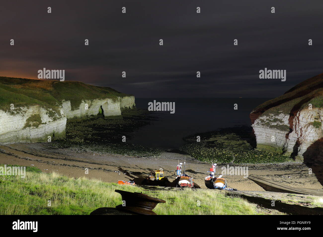 Landing at night hi-res stock photography and images - Alamy