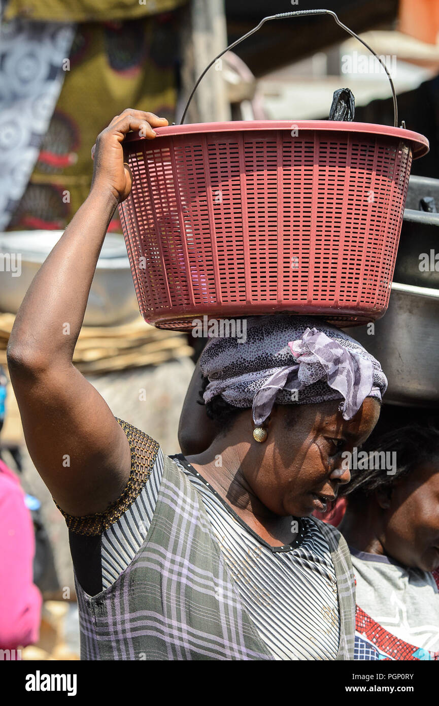 Kumasi Ghana Jan 15 2017 Unidentified Ghanaian Woman Carries A