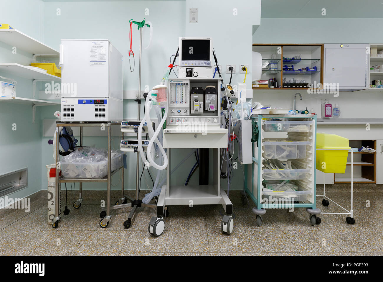 NHS Anaesthesia Room Equipment Stock Photo - Alamy