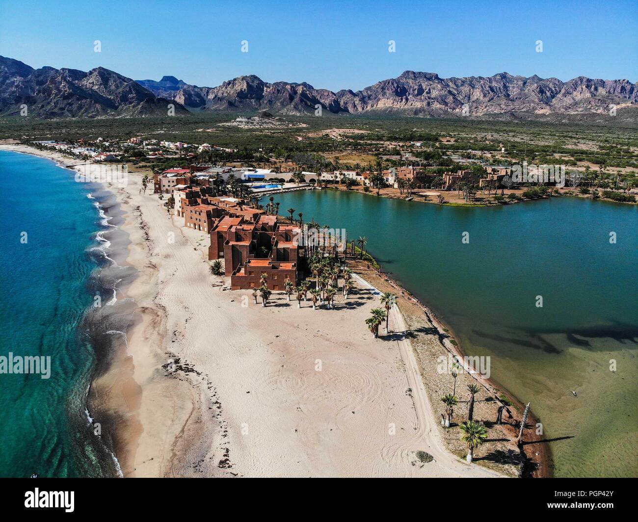 Vista aérea de paisaje de arena, mar y condominos en la playa turistica ...