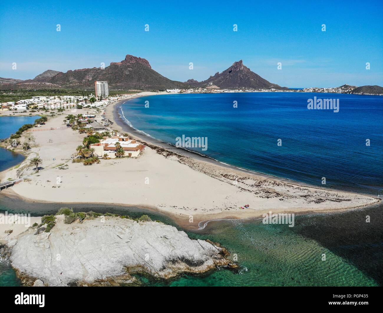 Vista aérea de paisaje de arena, mar y condominos en la playa turistica ...