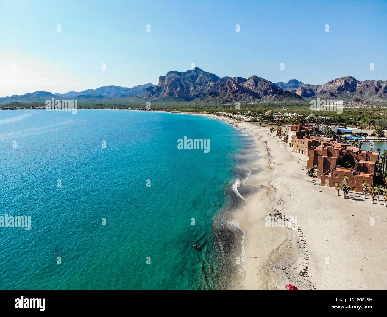 Vista aérea de paisaje de arena, mar y condominos en la playa turistica ...