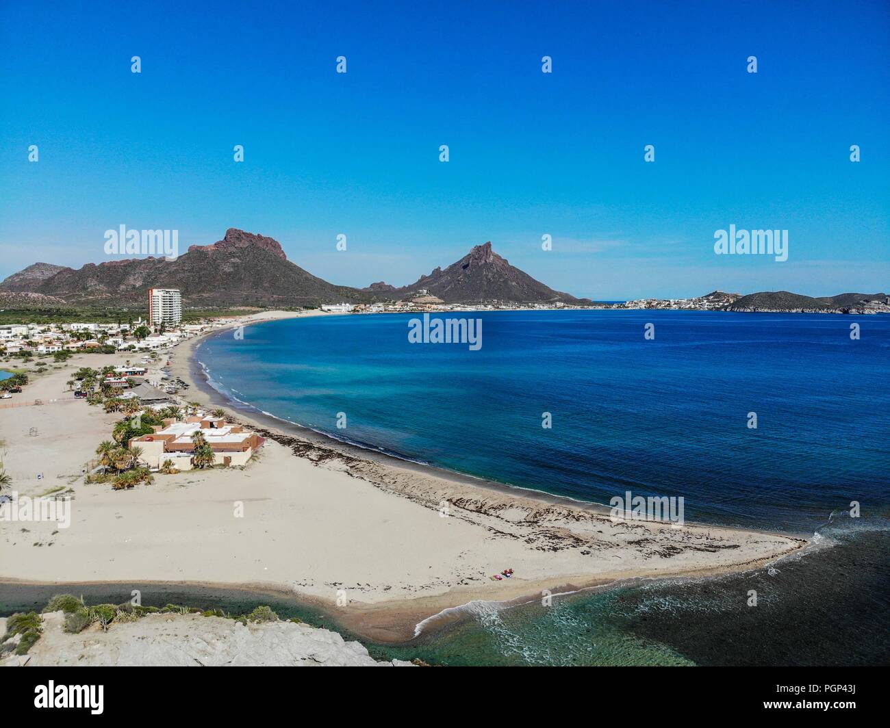Vista aérea de paisaje de arena, mar y condominos en la playa turistica ...