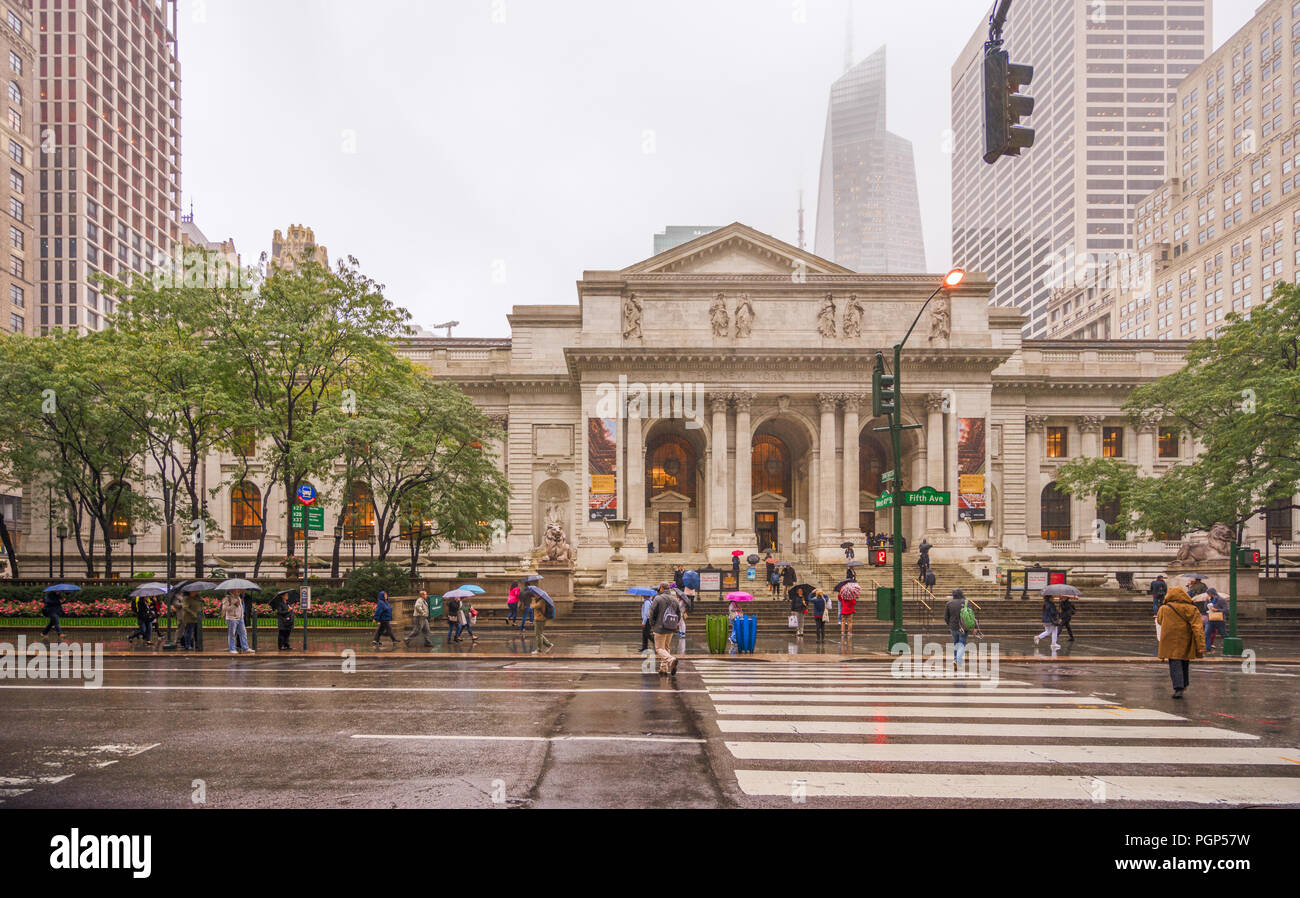 The New York Public Library in the rain Stock Photo - Alamy