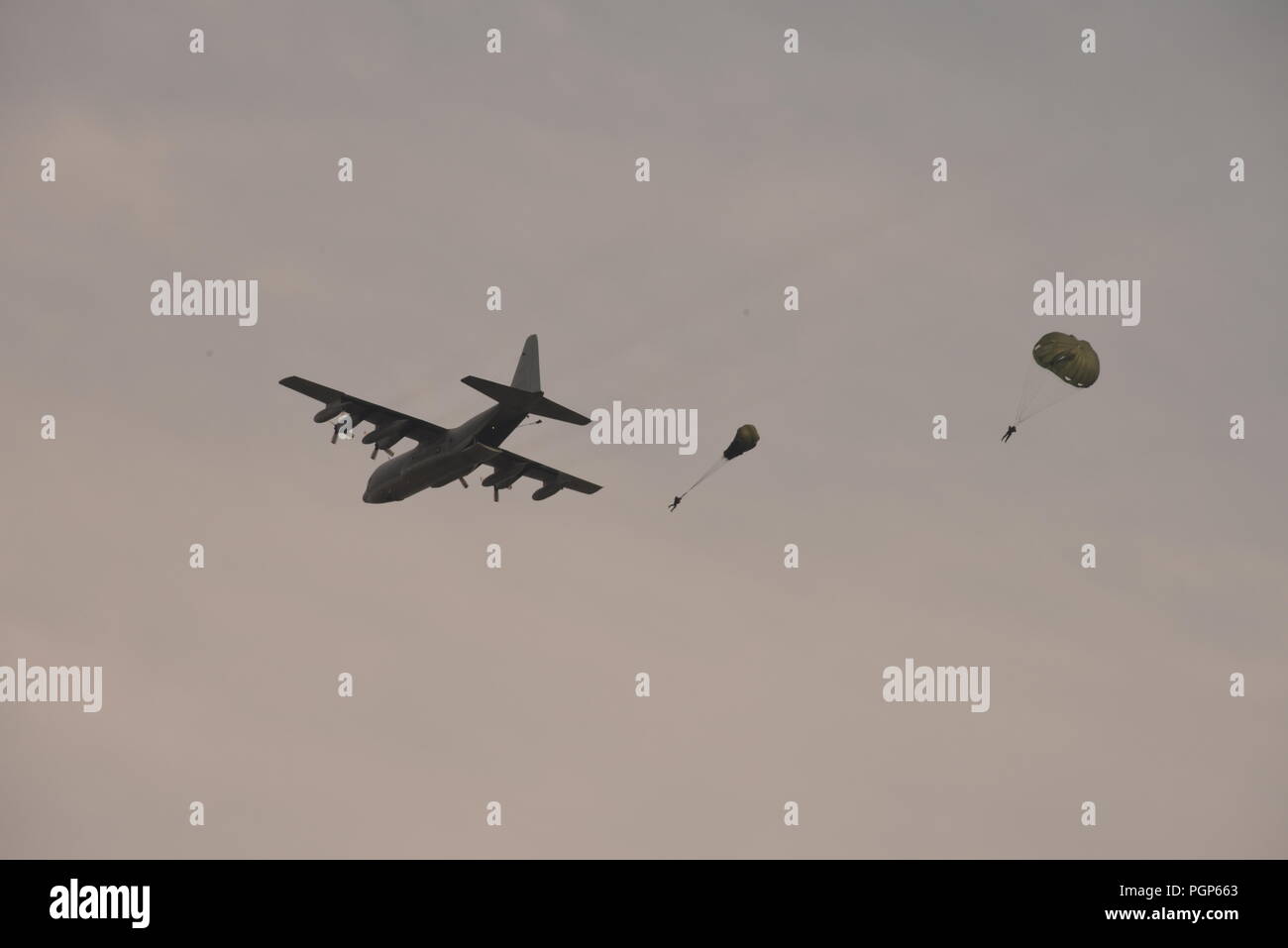 Static line parachute jump hi-res stock photography and images - Alamy