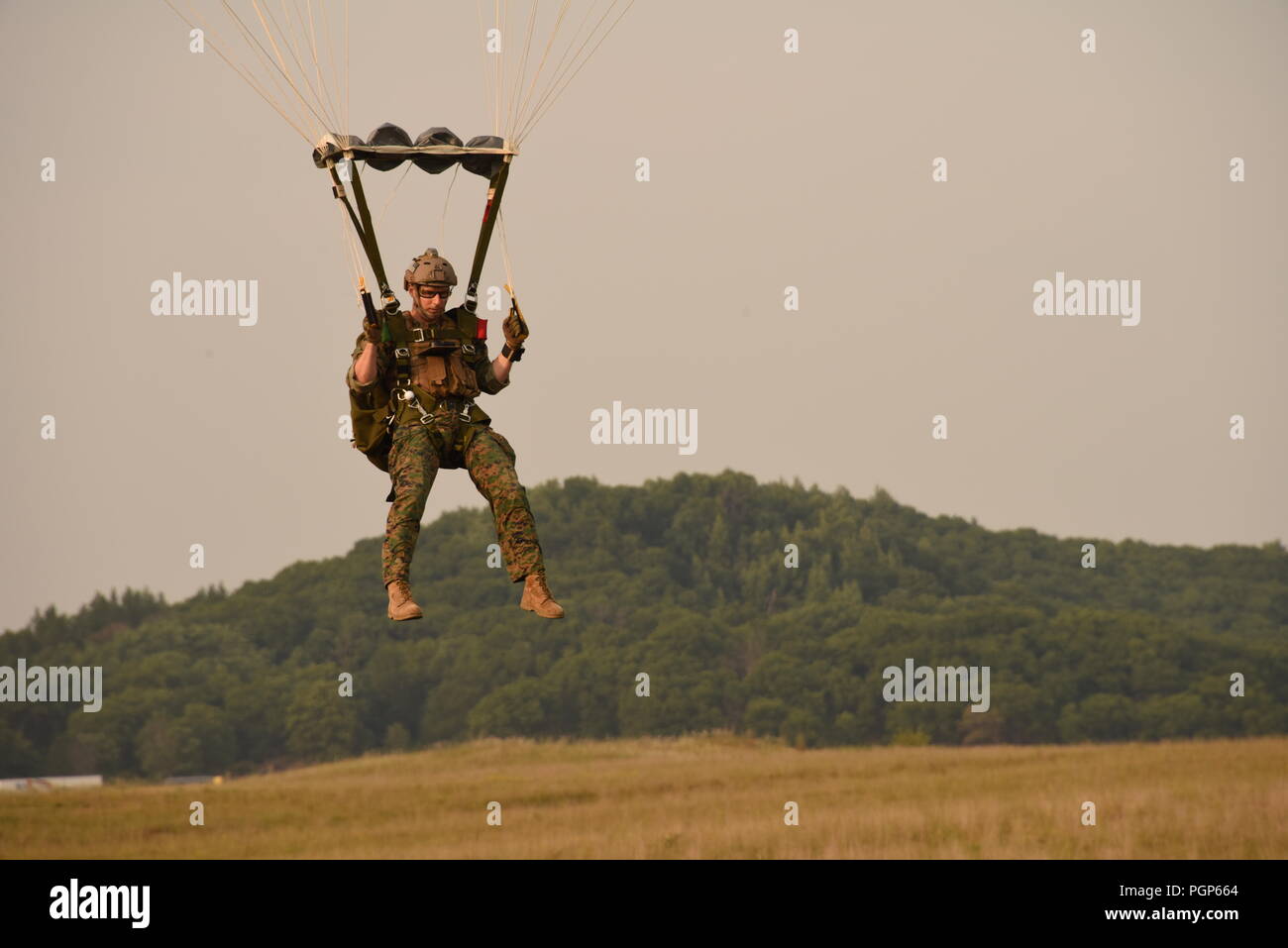 Static line parachute jump hi-res stock photography and images - Alamy